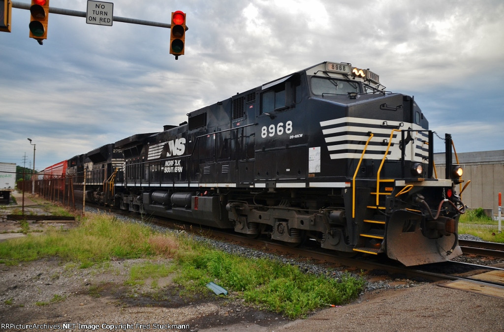 NS 8968 now heads east up out of Akron.